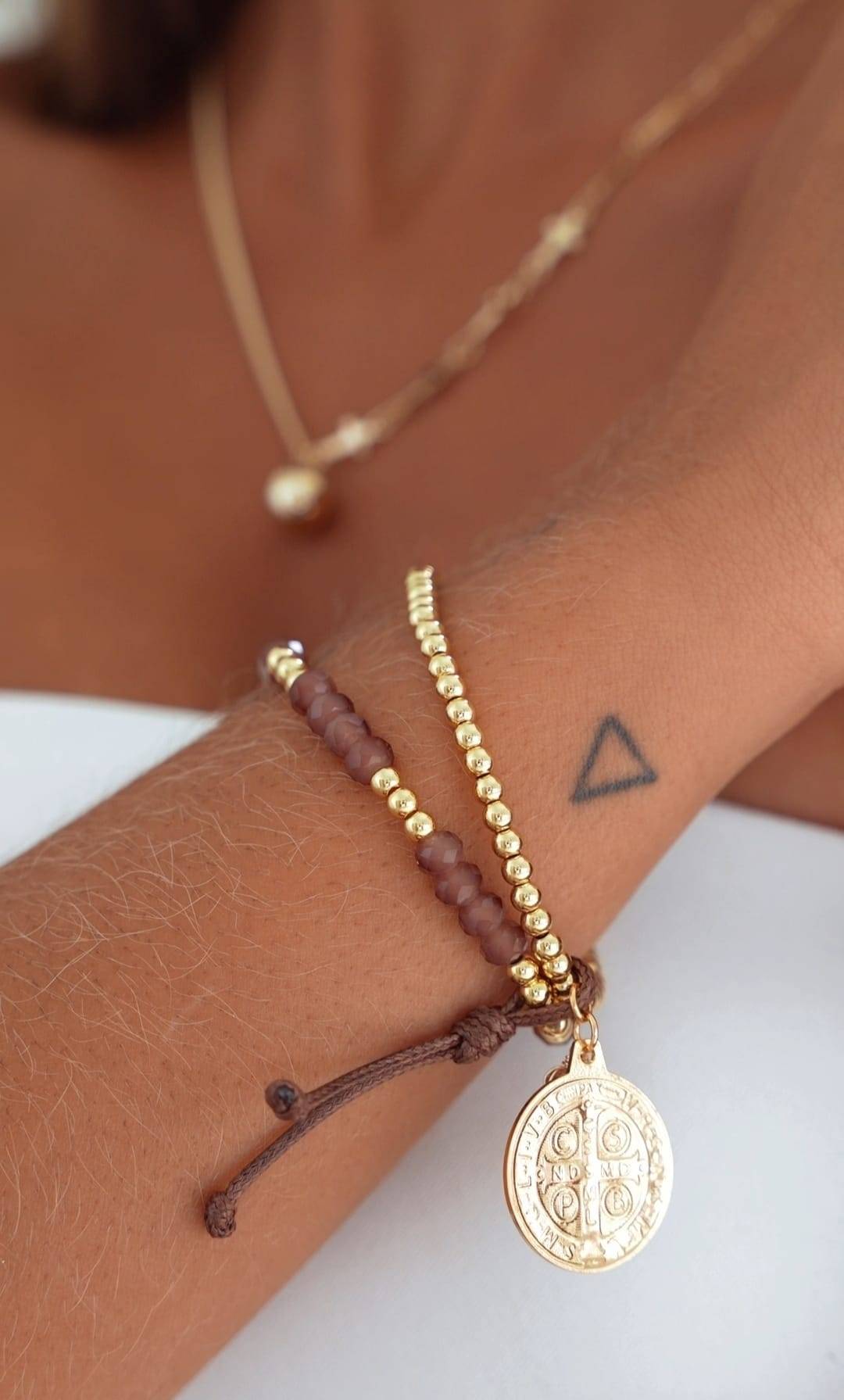 Pulsera Religiosa doble elástica con dije de san Benito en Baño de Oro 18k y Cristales Marrones ...